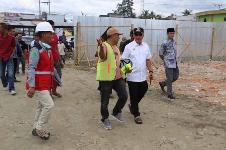 Bupati Luwu Timur Tinjau Progres Pembangunan Pasar Tomoni – Warta Lutim